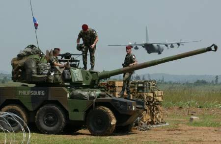 Des chars et des Jeeps de l’opération LICORNE au siège de la CEI